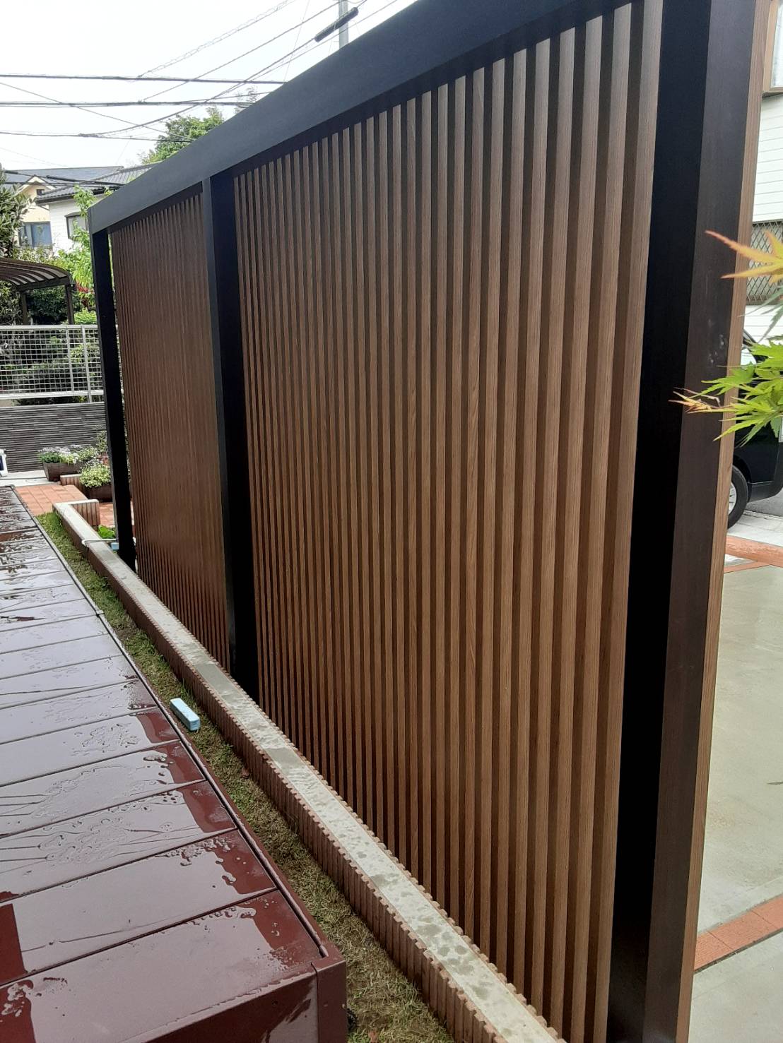 LIXIL Gスクリーン 外付け縦格子タイプ 施工例 | 千葉市などの千葉県のエクステリア・外構・アメリカンガレージなら鵬プランニング